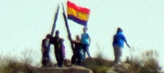 La bandera republicana ondea sobre el monte de las cinco flechas en ...