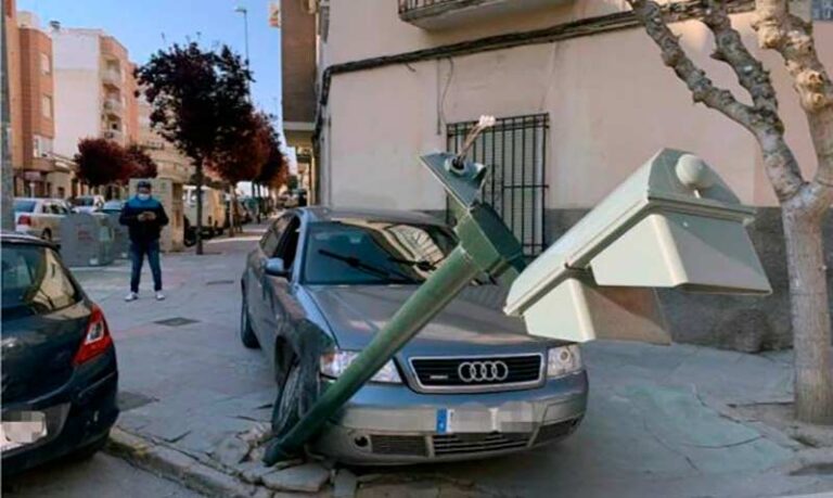 Un turismo acaba empotrado contra un semáforo en la céntrica Gran Vía ...
