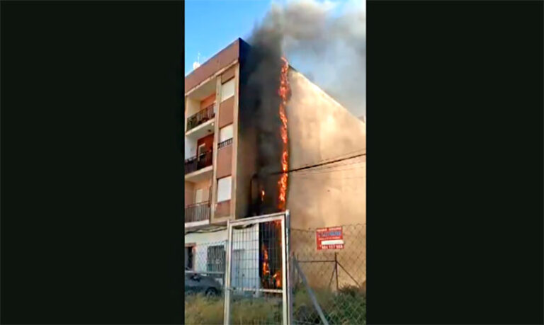 Un incendio declarado en un solar alcanza a un edificio de viviendas en ...